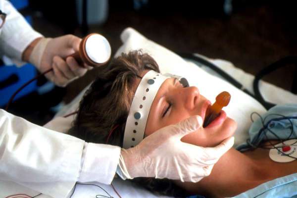 ¿Cómo se realiza la terapia electroconvulsiva? Conozca sus beneficios ...