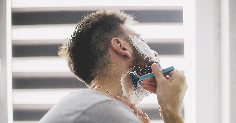 Tratamiento de la inflamación resultante de los pelos encarnados ...