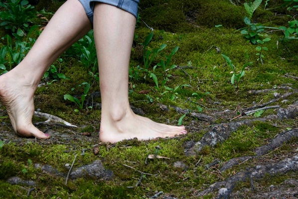 ¿Por qué es saludable comenzar a caminar descalzo?